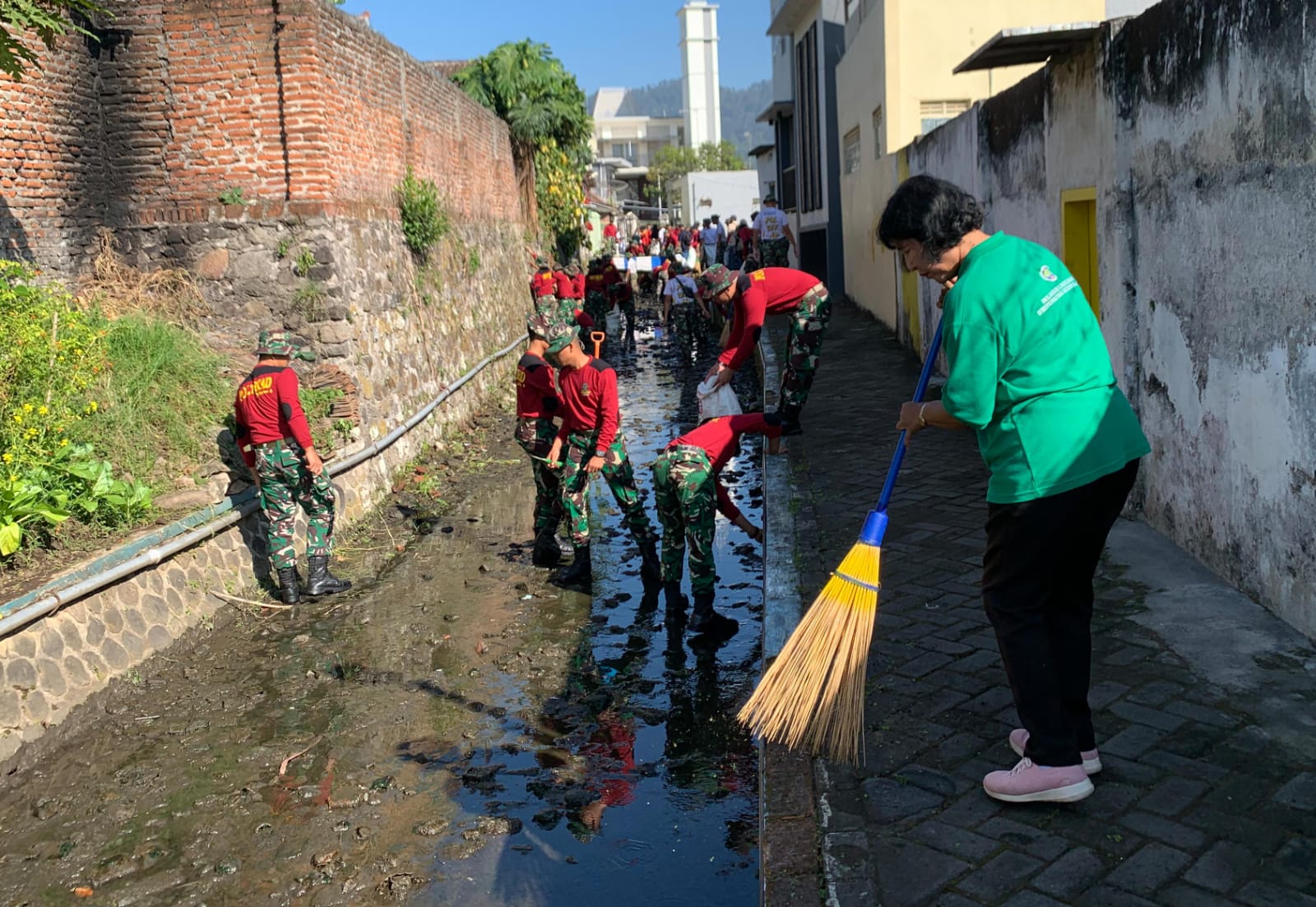 Peringati World Cleanup Day 2025, UM dan Sabers Pungli Bersihkan Kali ...